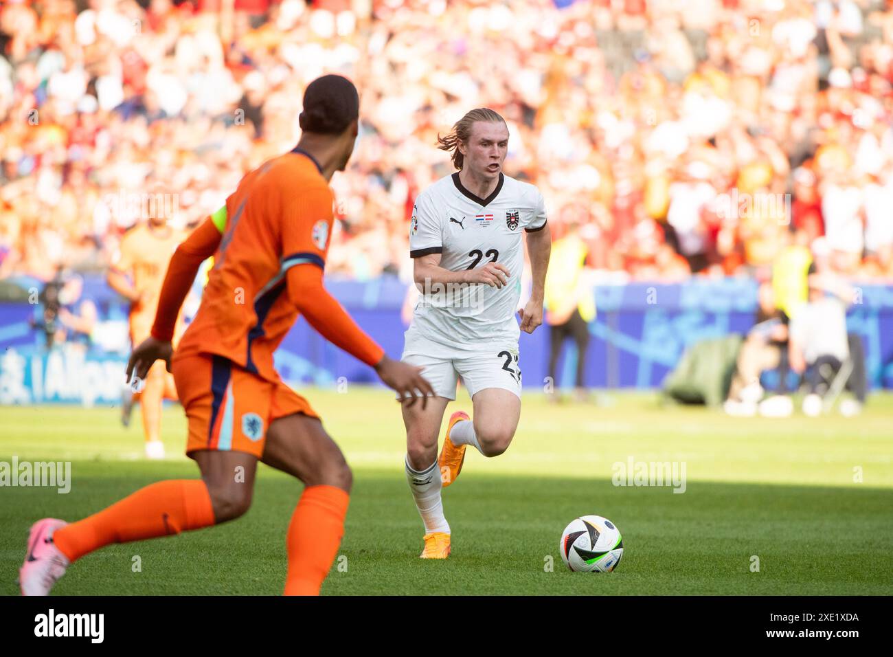 Patrick Wimmer (Oesterreich, #23) im Zweikampf mit Virgil van Dijk (Niederlande, #04), GER ...