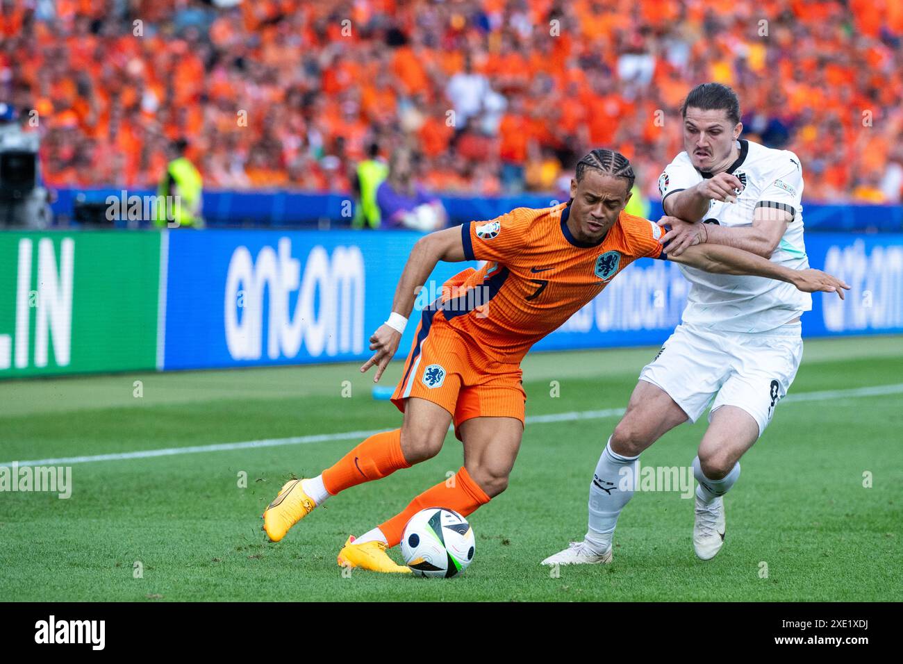 Xavi Simons (Niederlande, #07) im Zweikampf mit Marcel Sabitzer (Oesterreich, #09), GER ...