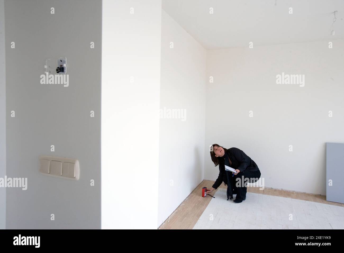 Measuring walls in room women hi-res stock photography and images - Alamy