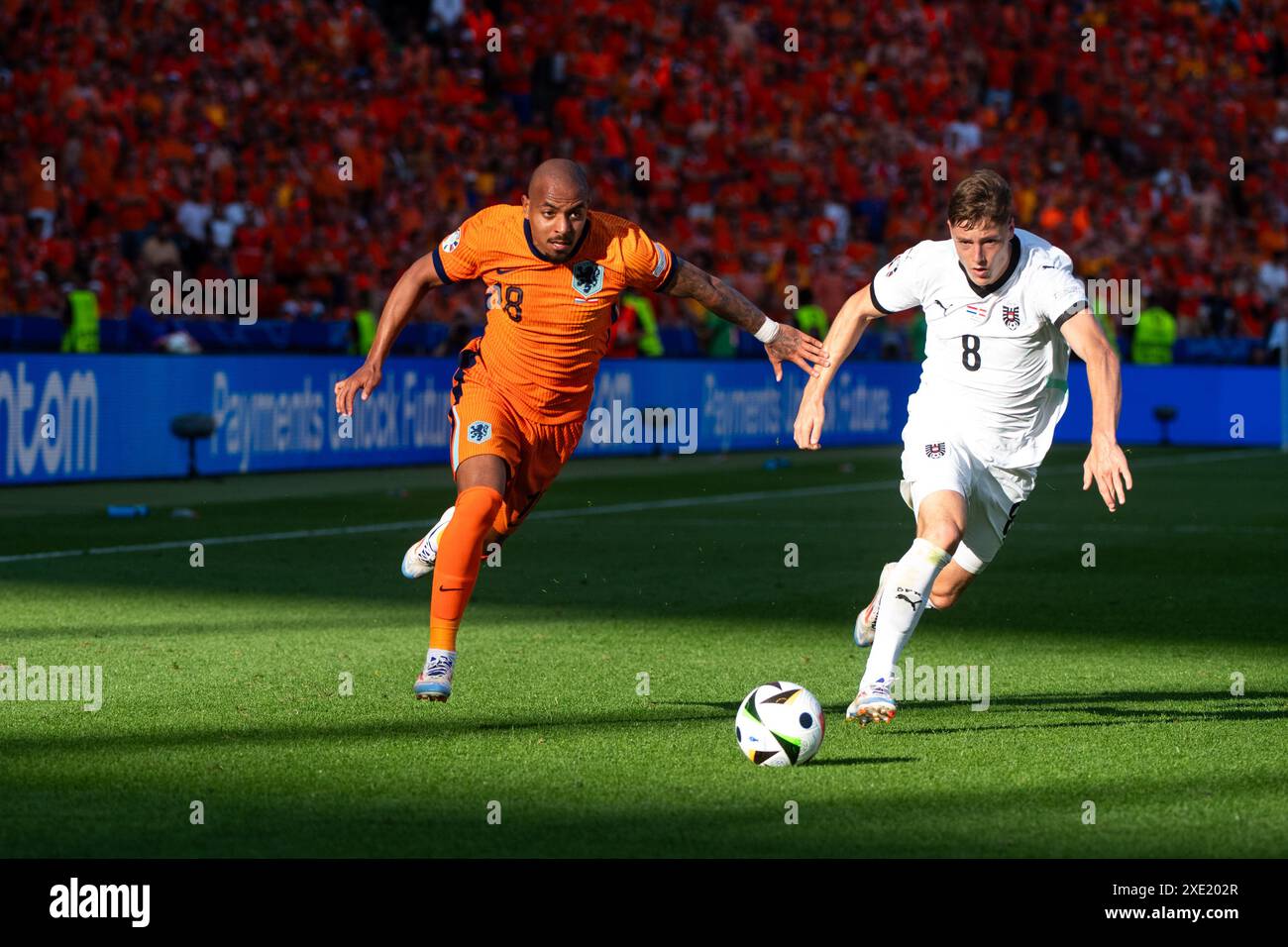 Donyell Malen (Niederlande, #18) im Zweikampf mit Alexander Prass (Oesterreich, #08), GER ...