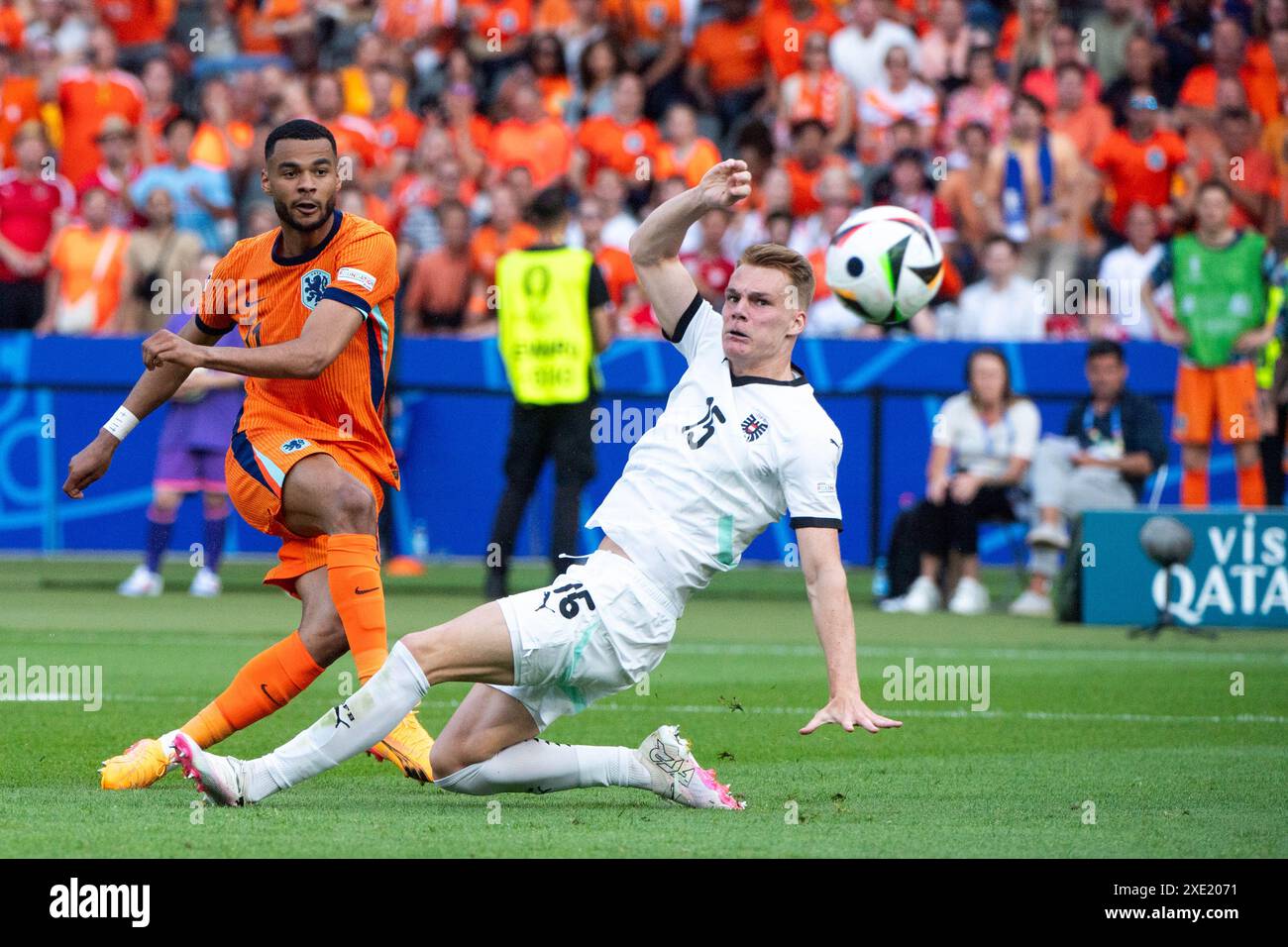 Cody Gakpo (Niederlande, #11) trifft das Tor zum 1:1 Ausgleich im Zweikampf mit Philipp Lienhart ...