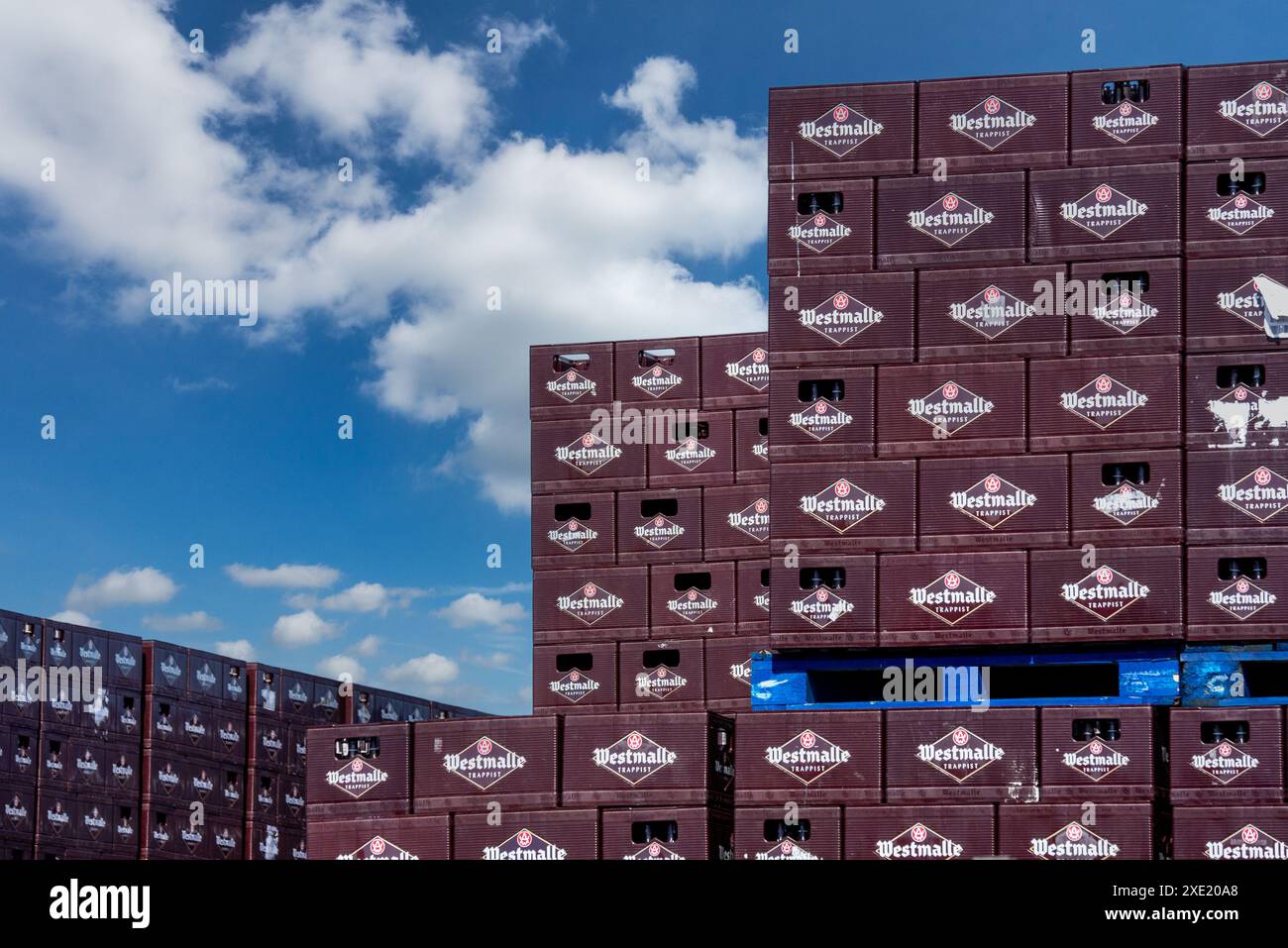 Crates of beer hi-res stock photography and images - Alamy