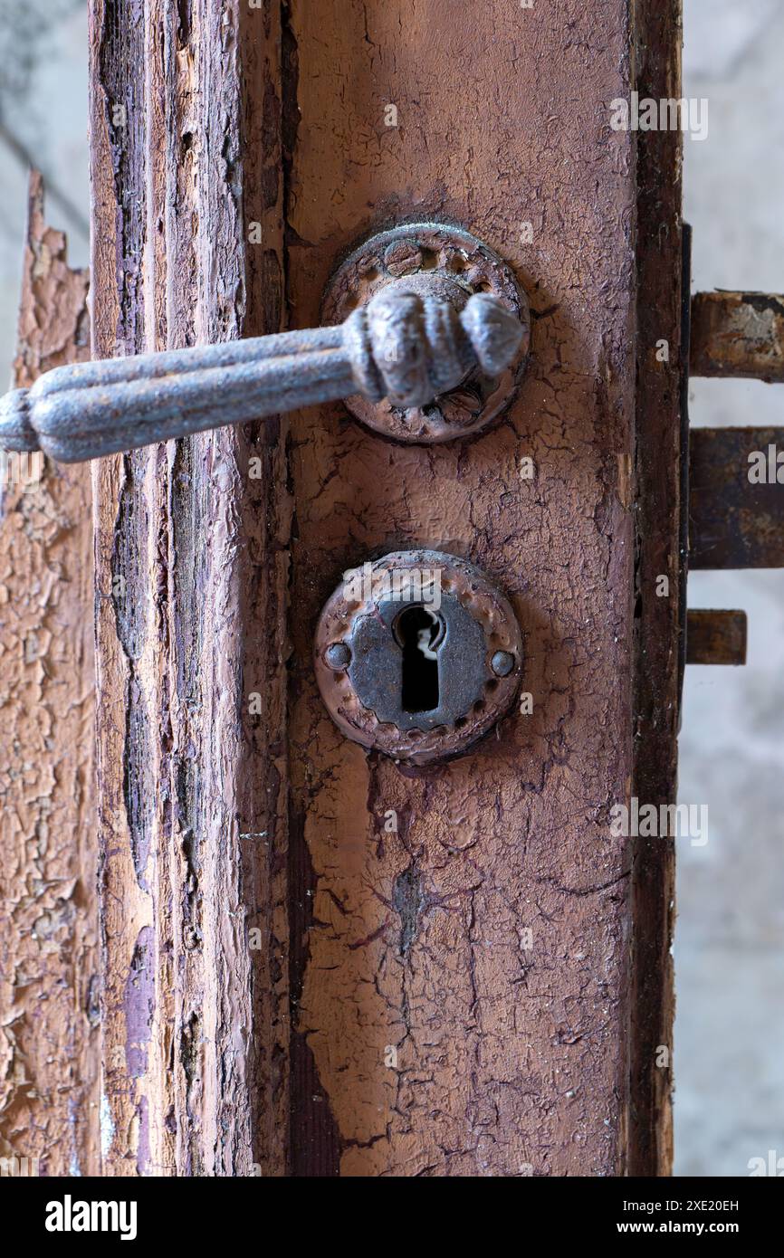 A door handle of an old worn wooden door Stock Photo - Alamy