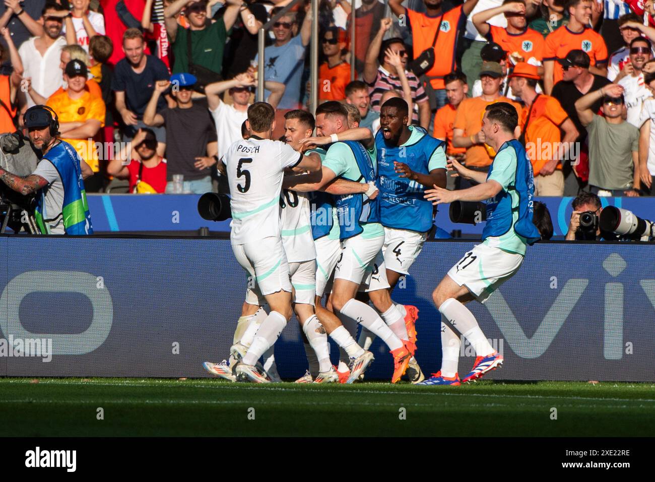 Romano Schmid (Oesterreich, #18) und Team um Stefan Posch (Oesterreich ...