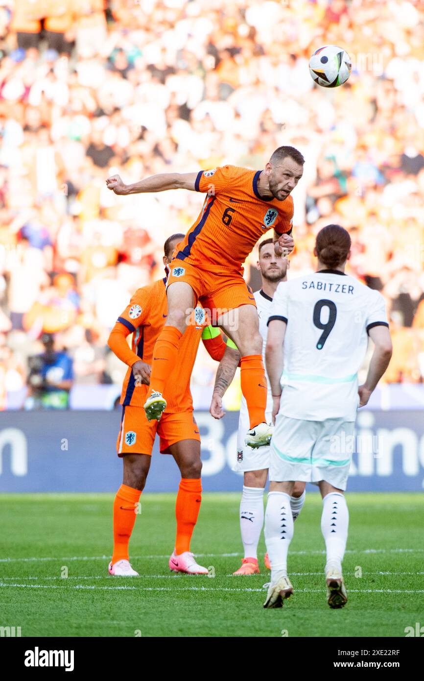 Stefan De Vrij (Niederlande, #06) im Zweikampf mit Marcel Sabitzer (Oesterreich, #09), GER ...