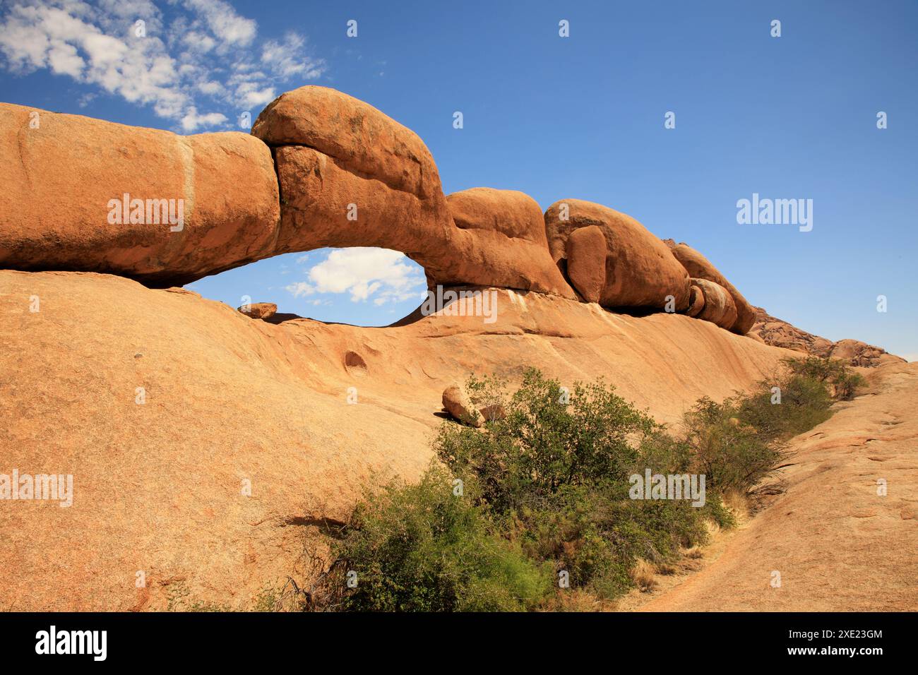 Rock Arch bei der Spitzkoppe in Namibia Stock Photo - Alamy