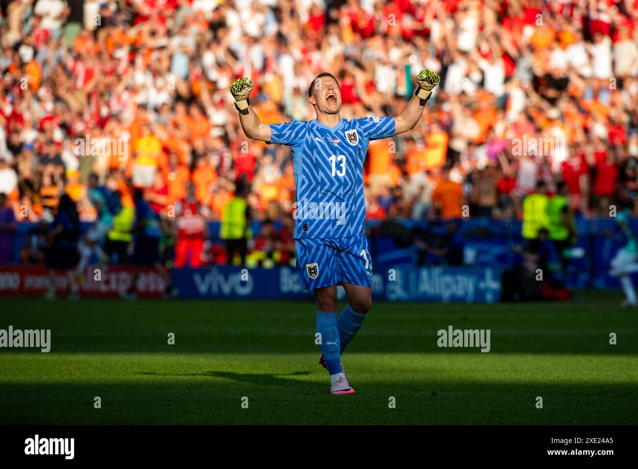 Patrick Pentz (Oesterreich, #13) jubelt ueber das Tor zum 2:3, GER ...