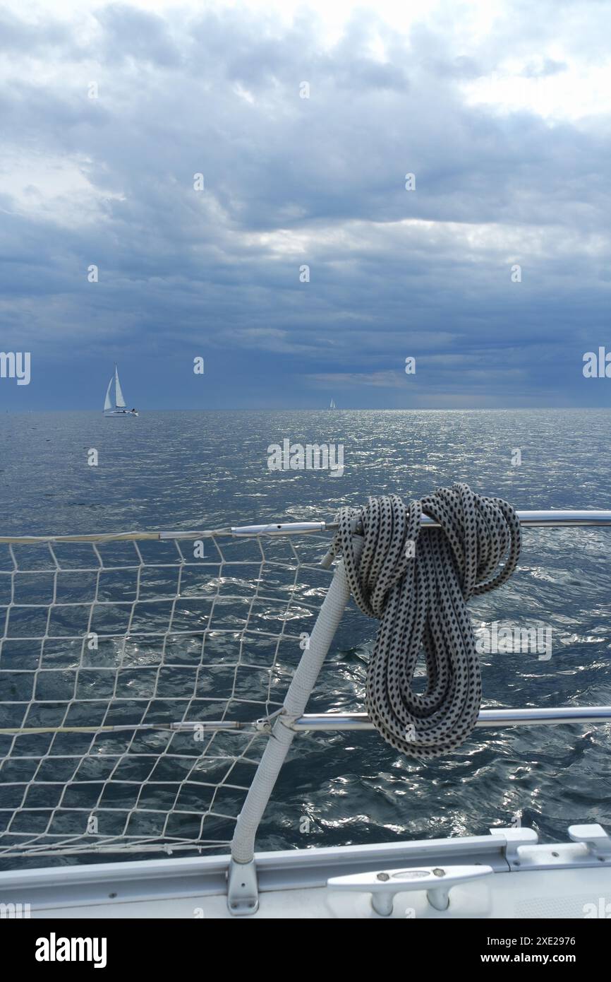 Mooring line on the railing of a sailing yacht Stock Photo - Alamy