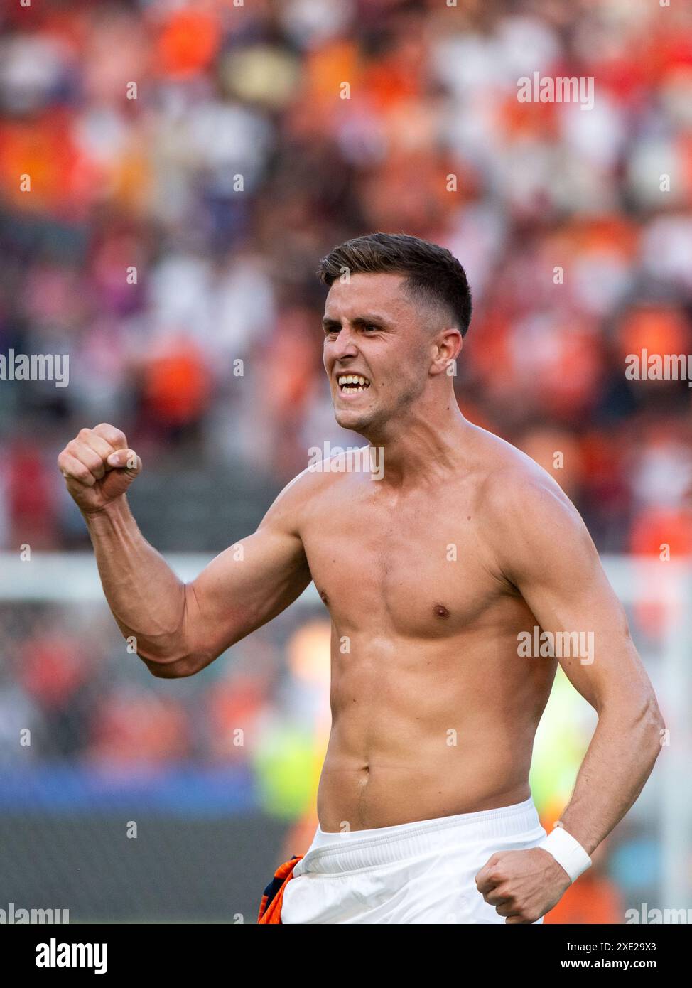 Christoph Baumgartner (Oesterreich, #19) jubelt ueber den Sieg und Einzug in das Achtelfinale ...