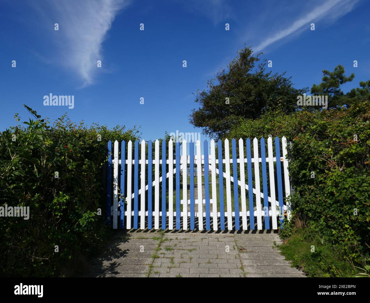 Wooden white gate hi-res stock photography and images - Alamy