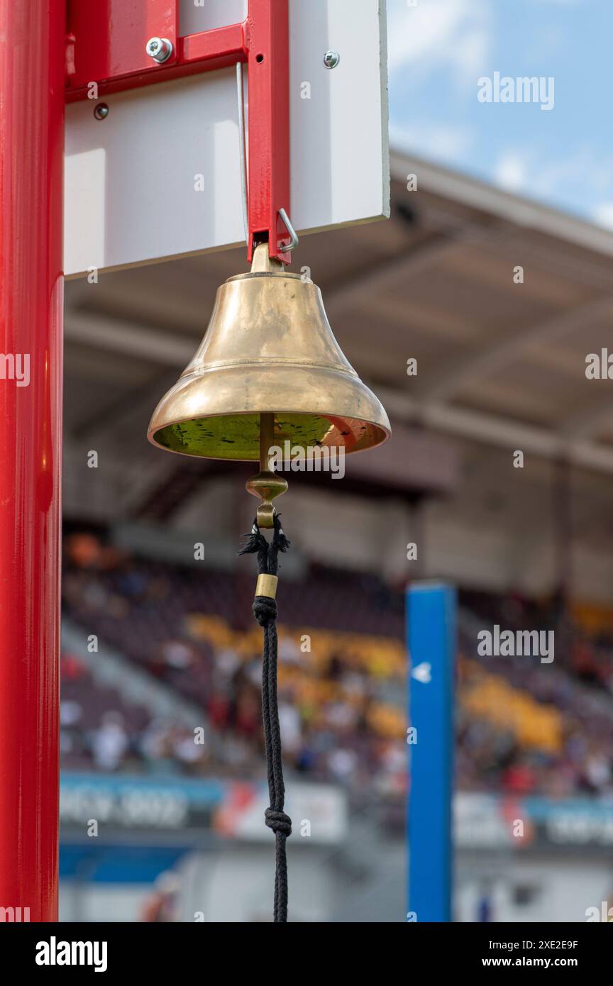 Athletics last lap bell hi-res stock photography and images - Alamy