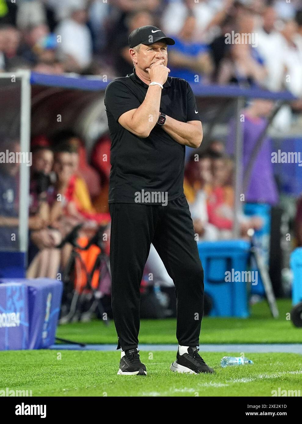 Slovenia manager Matjaz Kek (left) on the touchline during the UEFA ...