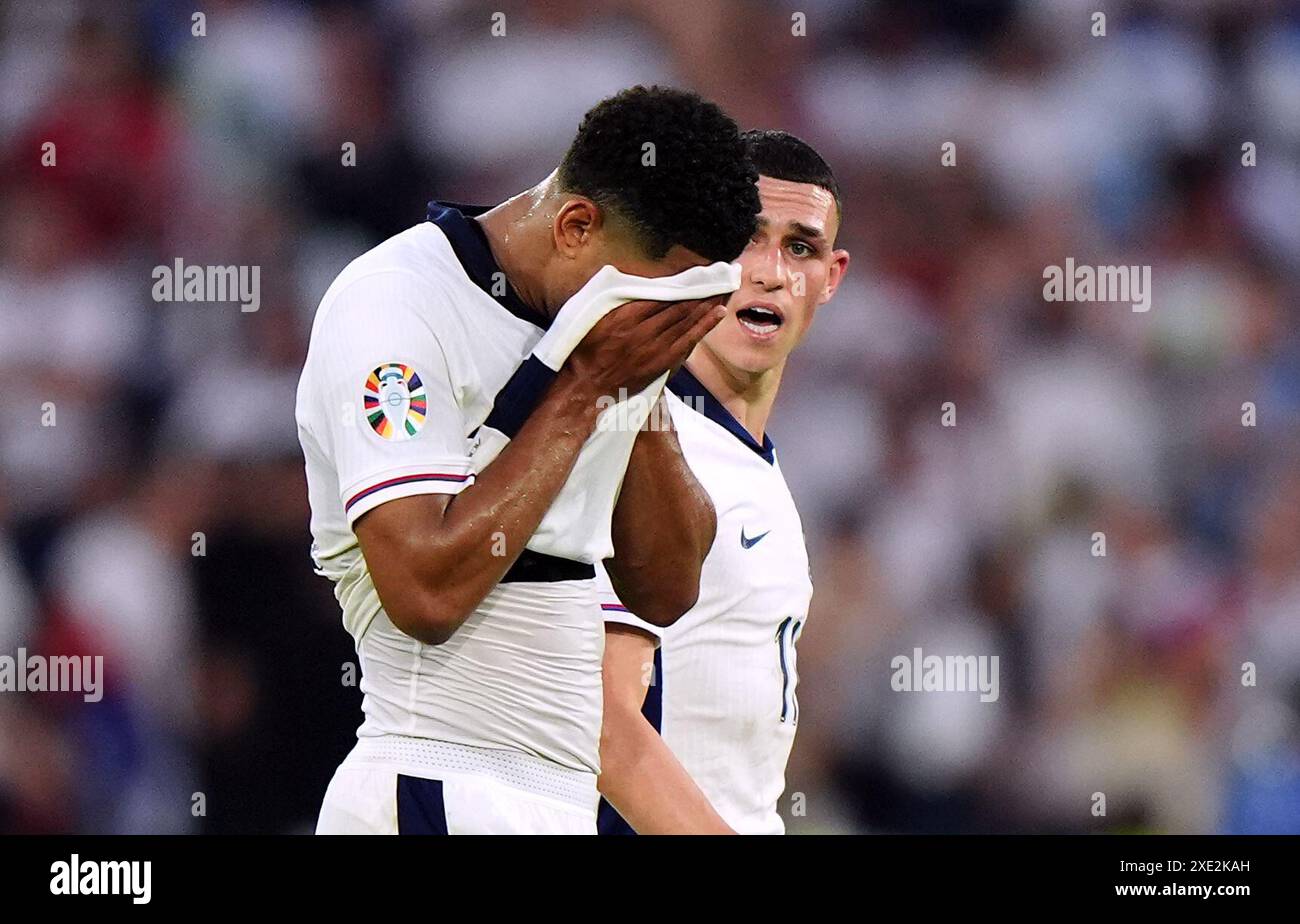 England's Jude Bellingham and Phil Foden (right) walk off at half time ...