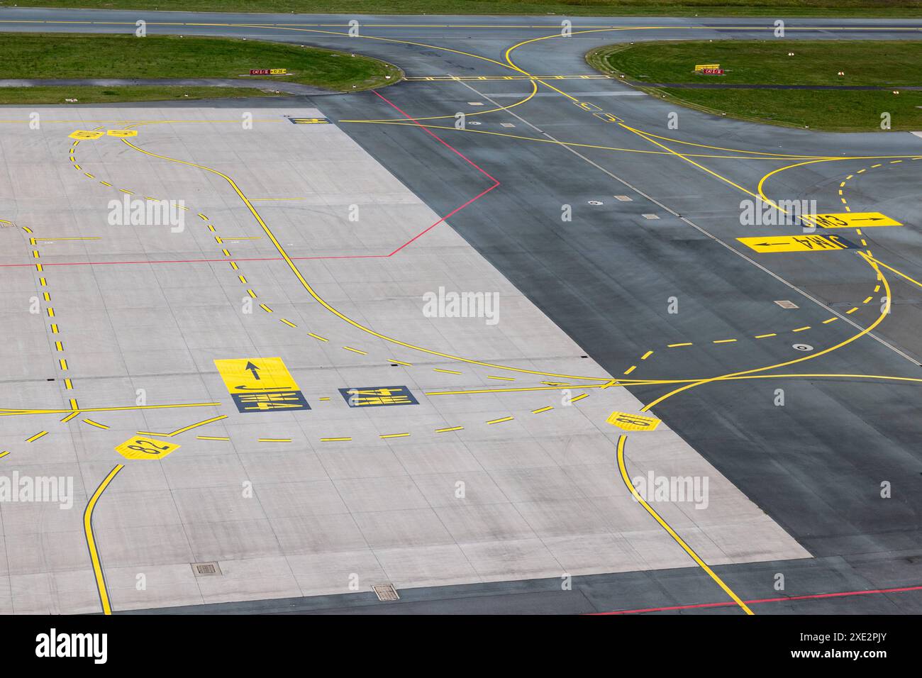 Nürnberger Flughafen Rollweg-Markierungen auf dem Vorfeld des ...