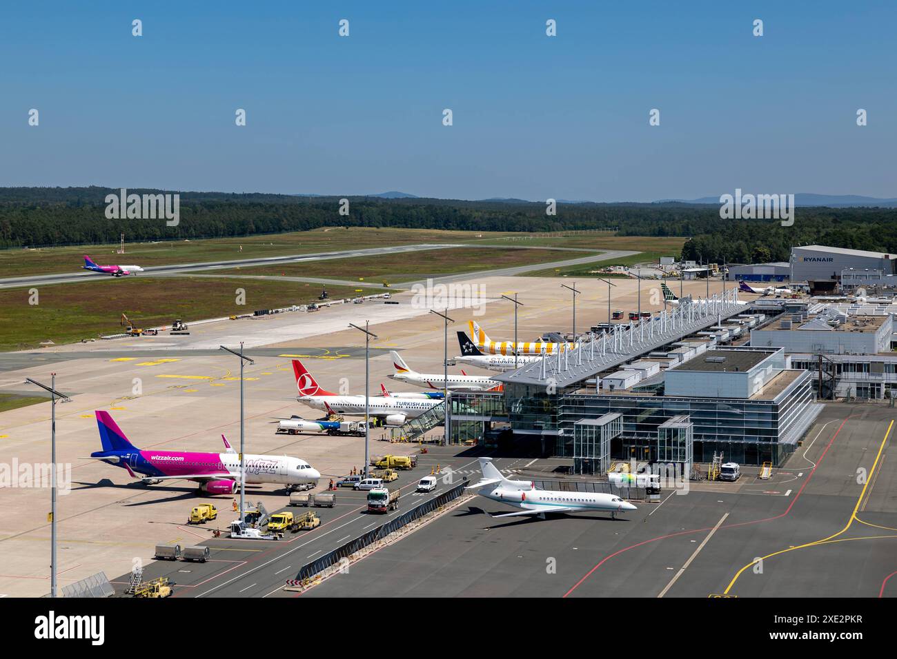 Nürnberger Flughafen Das Terminalgebäude und Vorfeld des Albrecht-Dürer ...