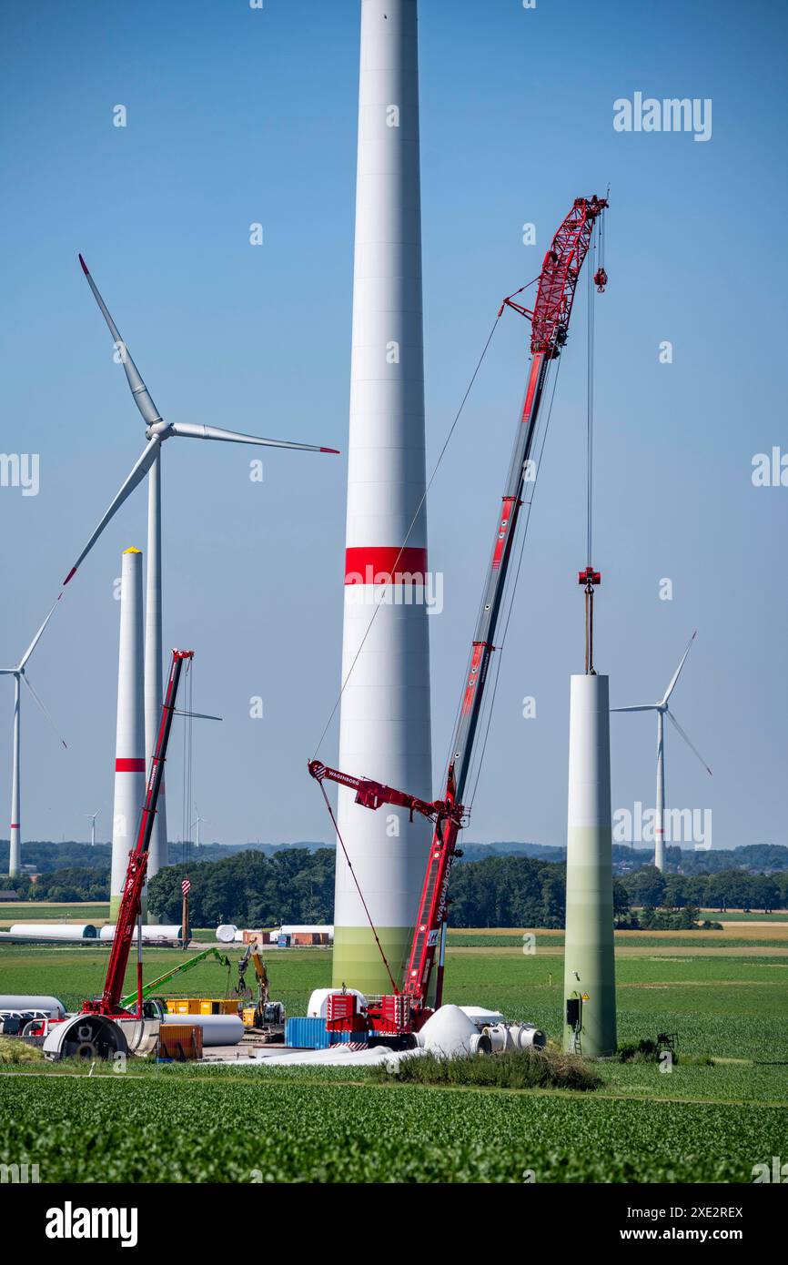 Repowering eines Windpark bei Issum, hier der Abbau des Turms, 9 ältere ...