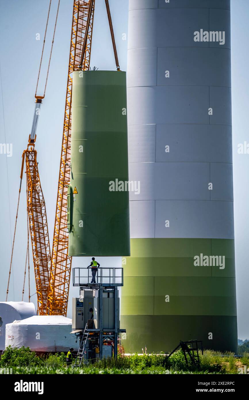 Repowering eines Windpark bei Issum, hier der Abbau des Turms, 9 ältere ...
