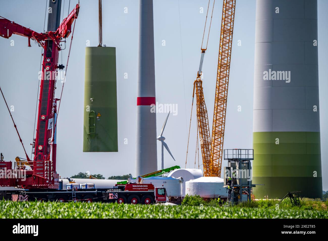 Repowering of a wind farm near Issum, here the dismantling of the tower ...
