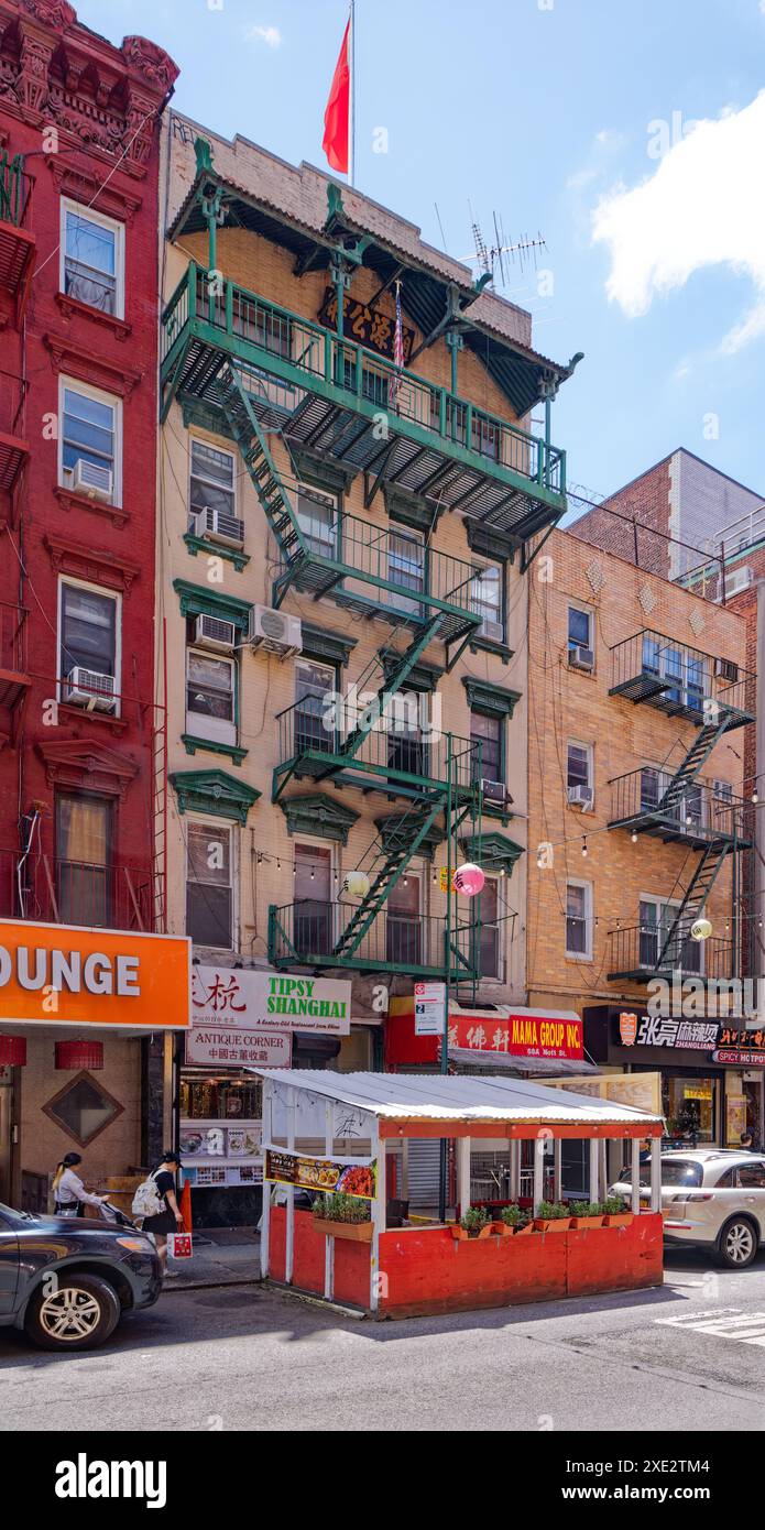 New york apartment building balcony hi-res stock photography and images ...