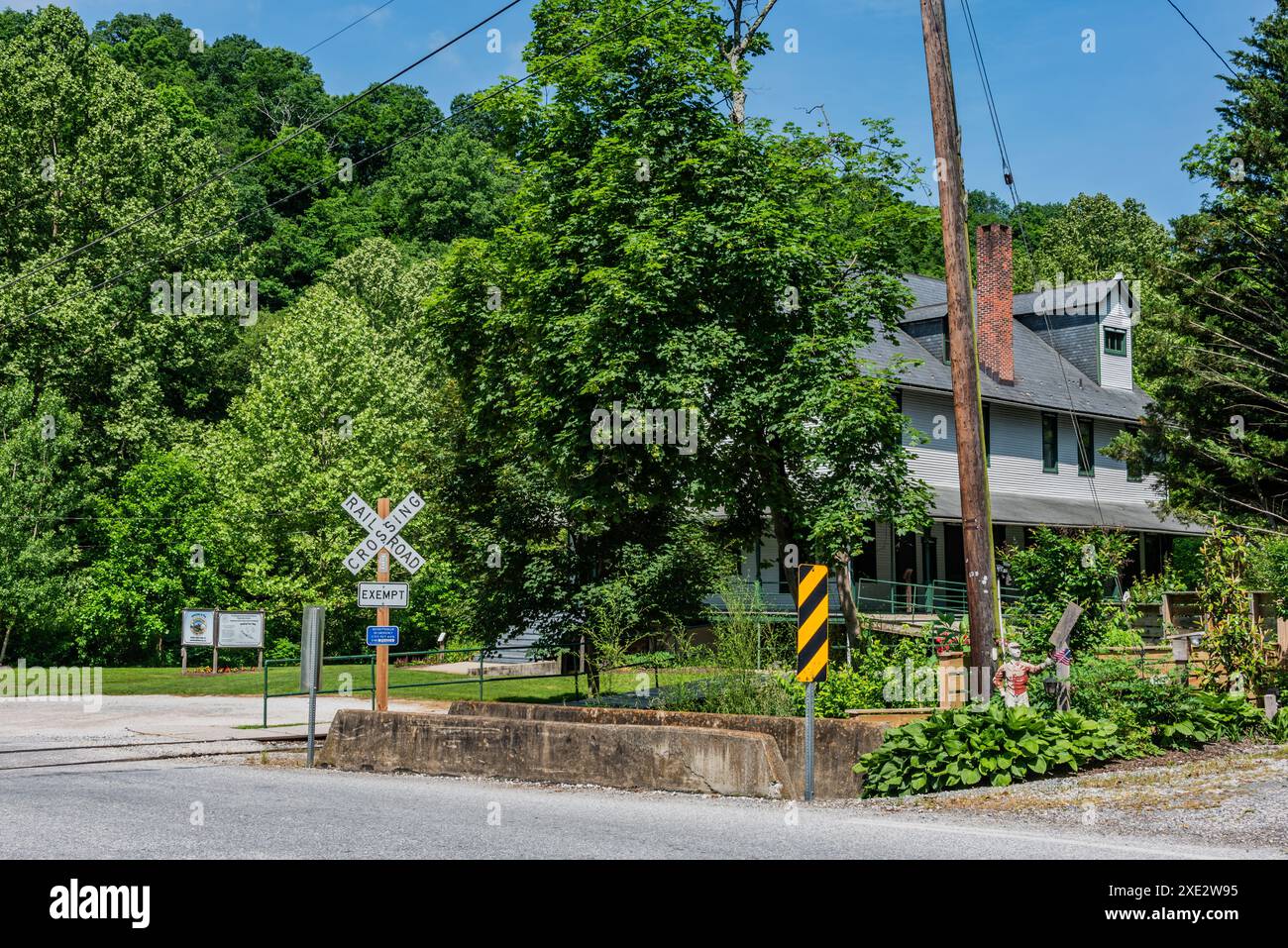 Railroad crossing flowers hi-res stock photography and images - Alamy