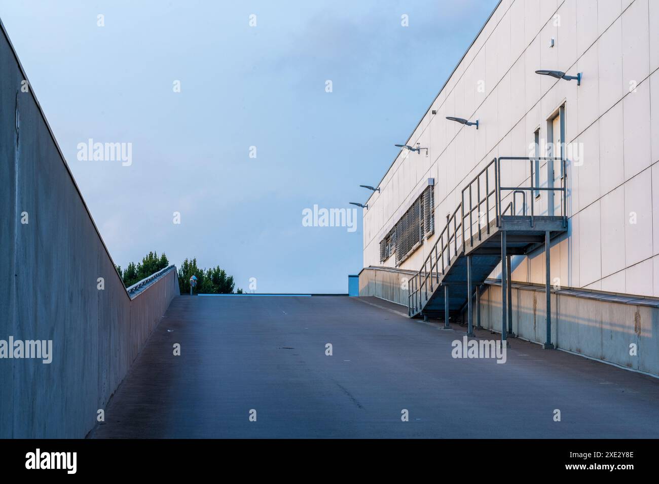 Car ramp hi-res stock photography and images - Alamy