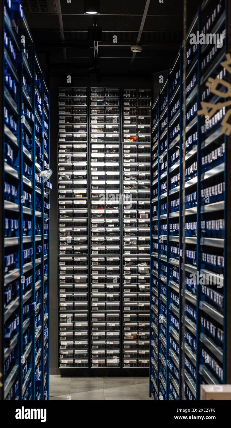 Retail back office hi-res stock photography and images - Alamy