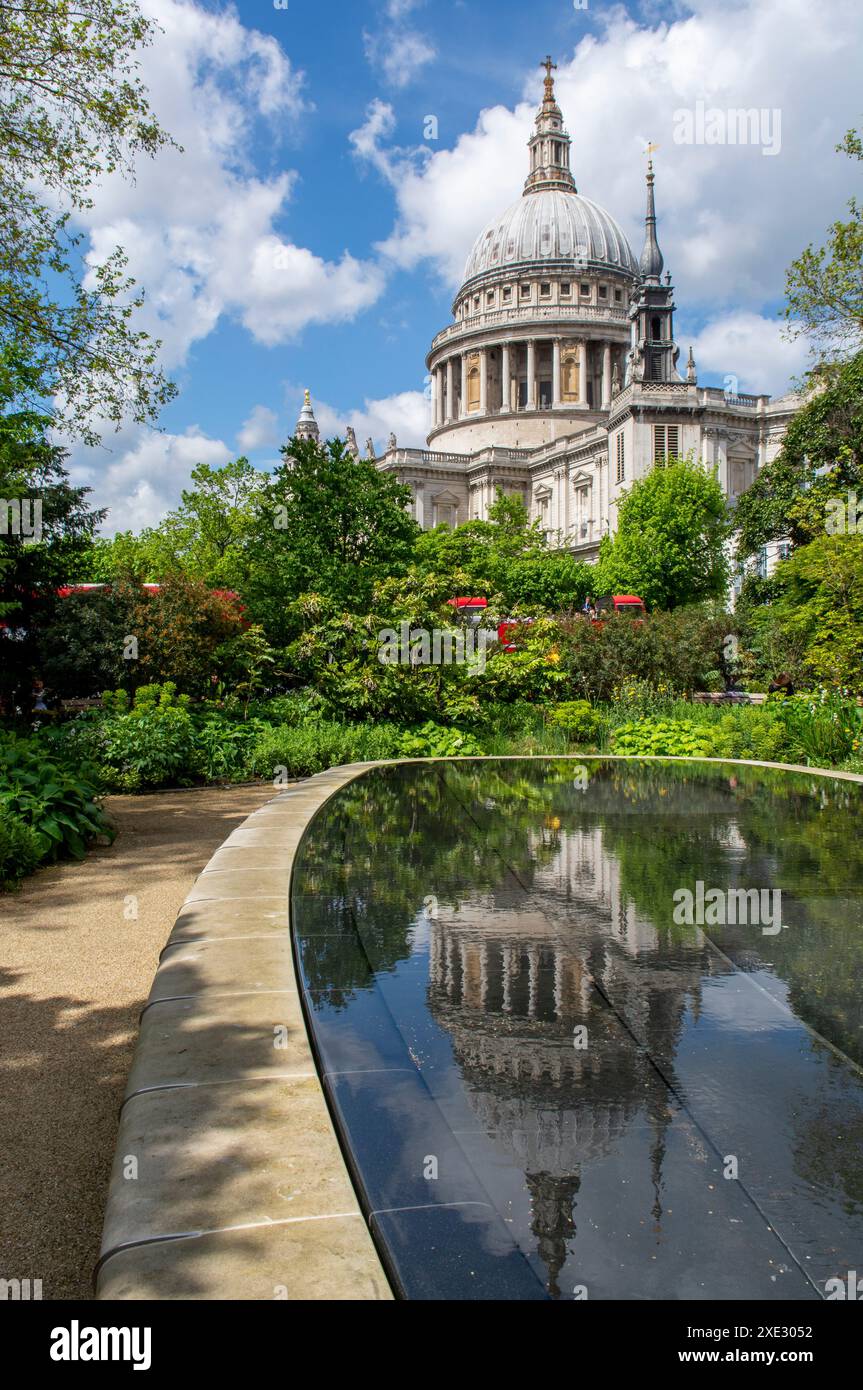 Springtime britain british town city hi-res stock photography and ...