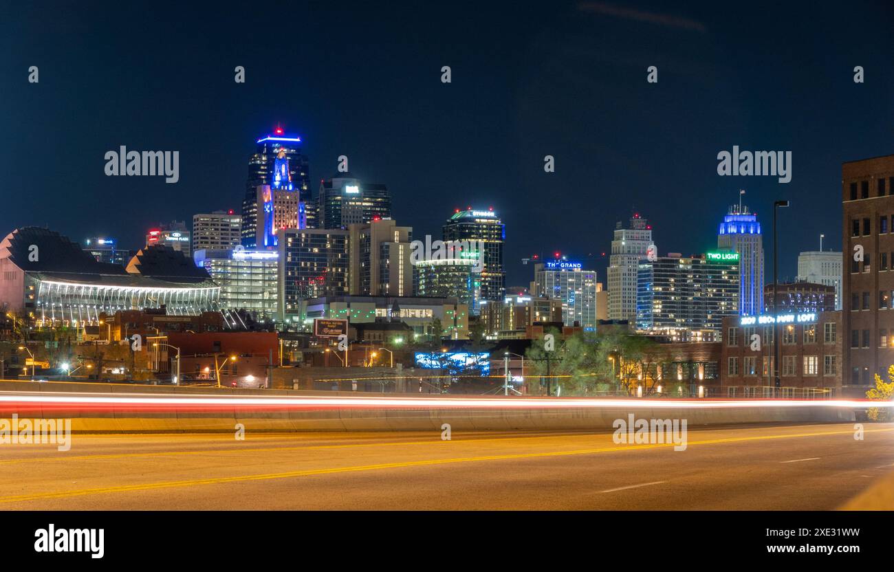 Skyline of kansas city at night hi-res stock photography and images - Alamy