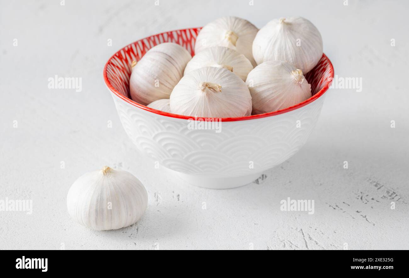 Bunch of solo garlic on the white background Stock Photo - Alamy