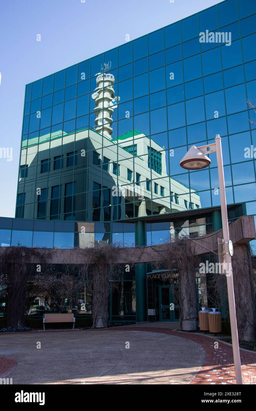 Reflection on glass building hi-res stock photography and images - Alamy