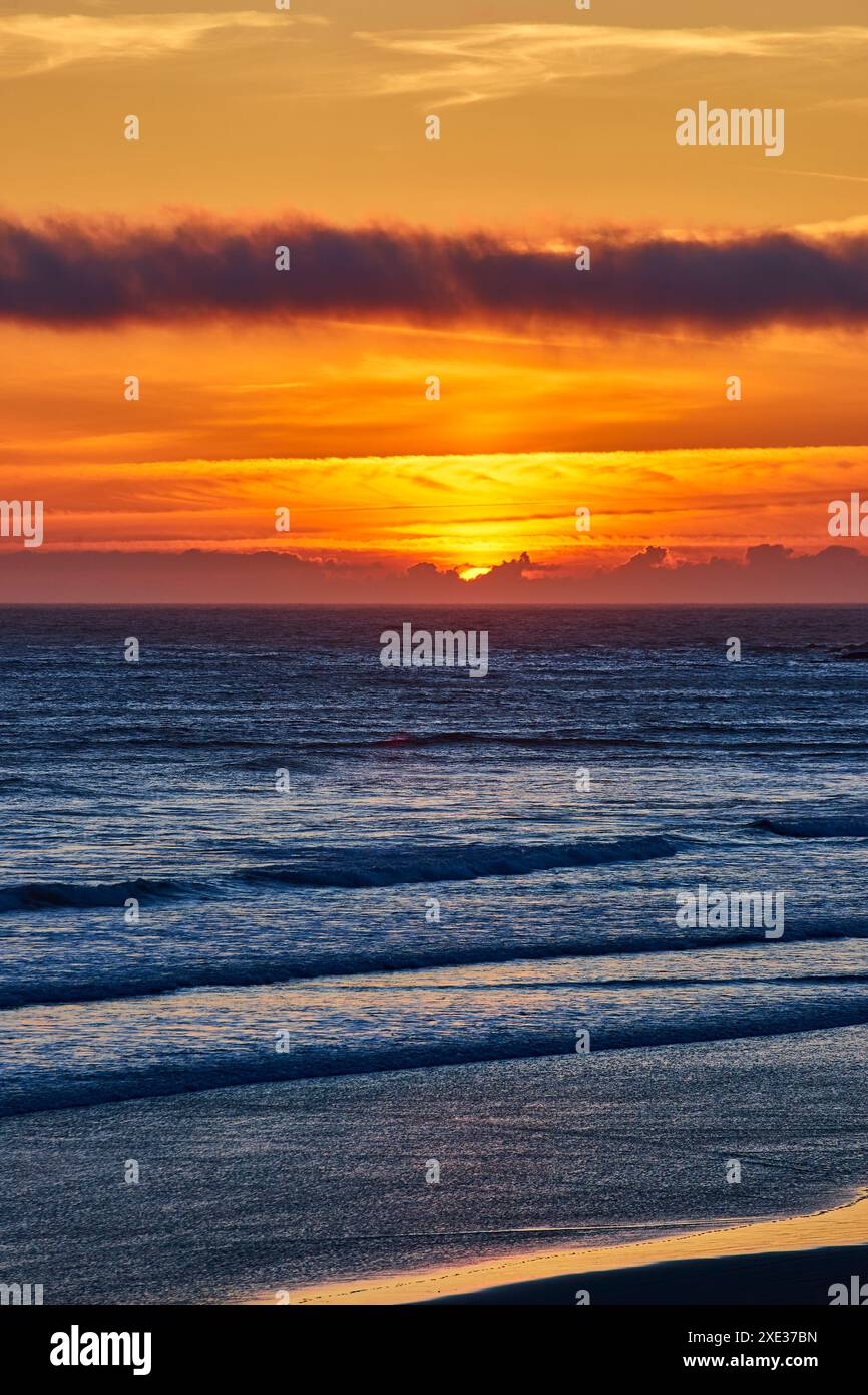 Dramatic sunset over beach ocean hi-res stock photography and images ...