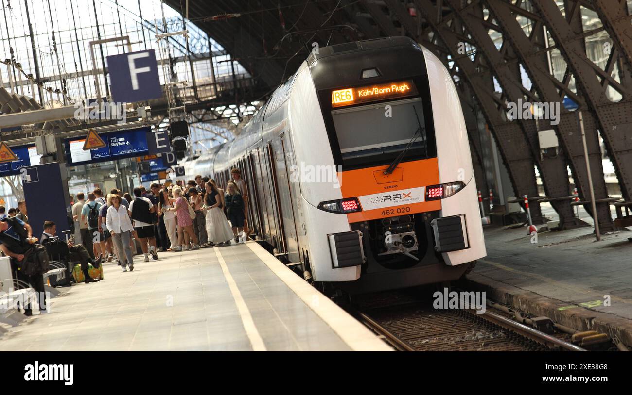 Ein Zug der Linie RE6 vom Rhein-Ruhr-Express in Richtung Köln/Bonn ...