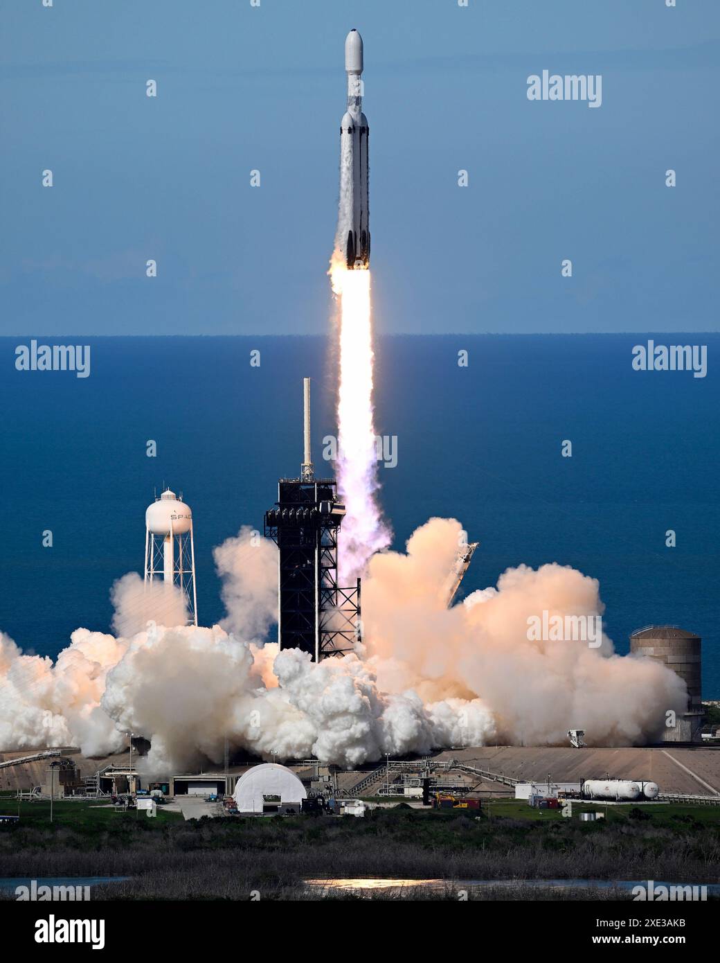 A SpaceX Falcon 9 Heavy rocket launches the GOES-U weather satellite ...