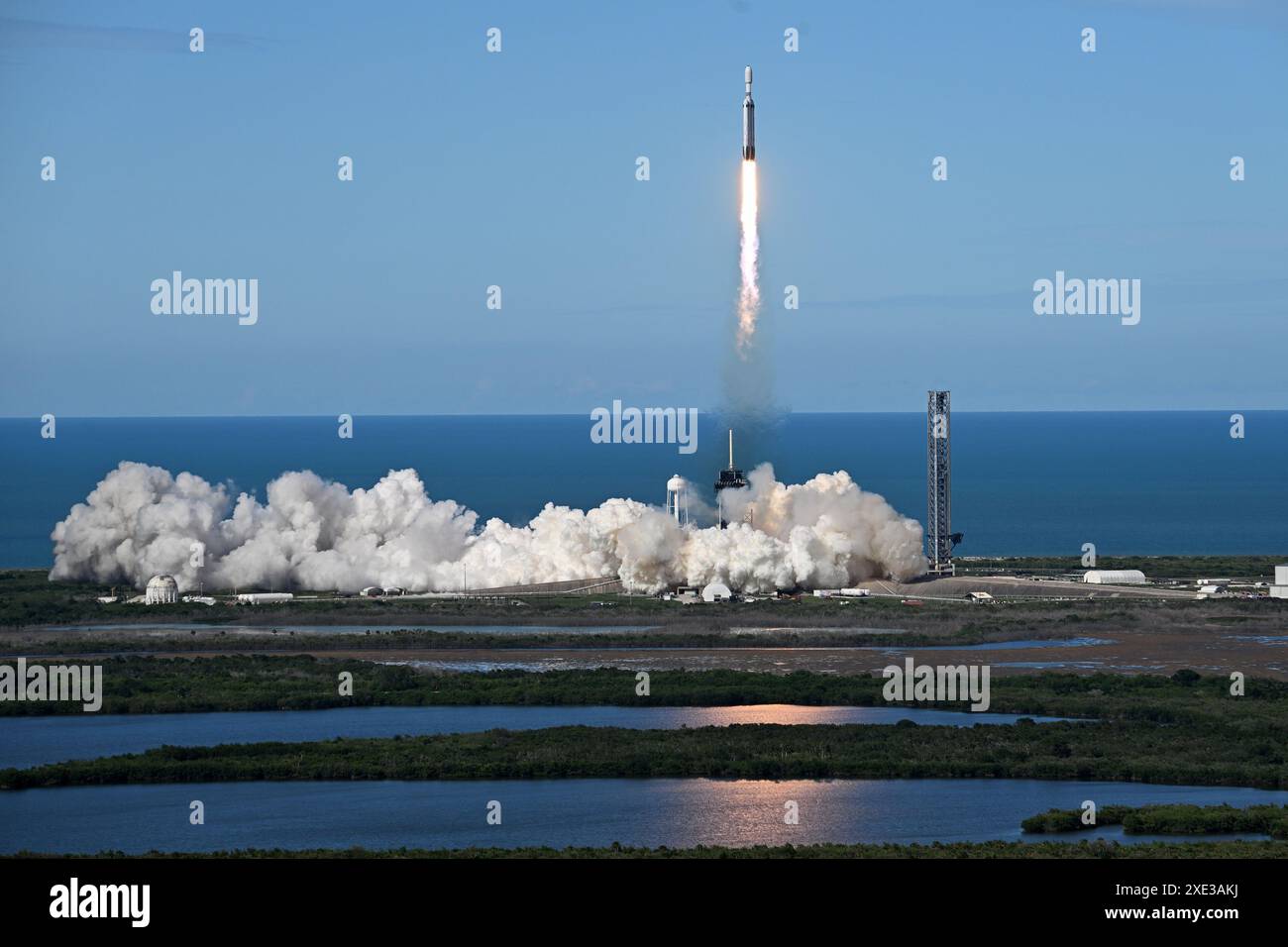 A SpaceX Falcon 9 Heavy rocket launches the GOES-U weather satellite ...