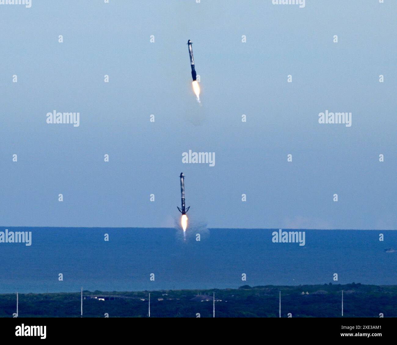 Side boosters of the SpaceX Falcon 9 Heavy rocket return to Lading Zone ...