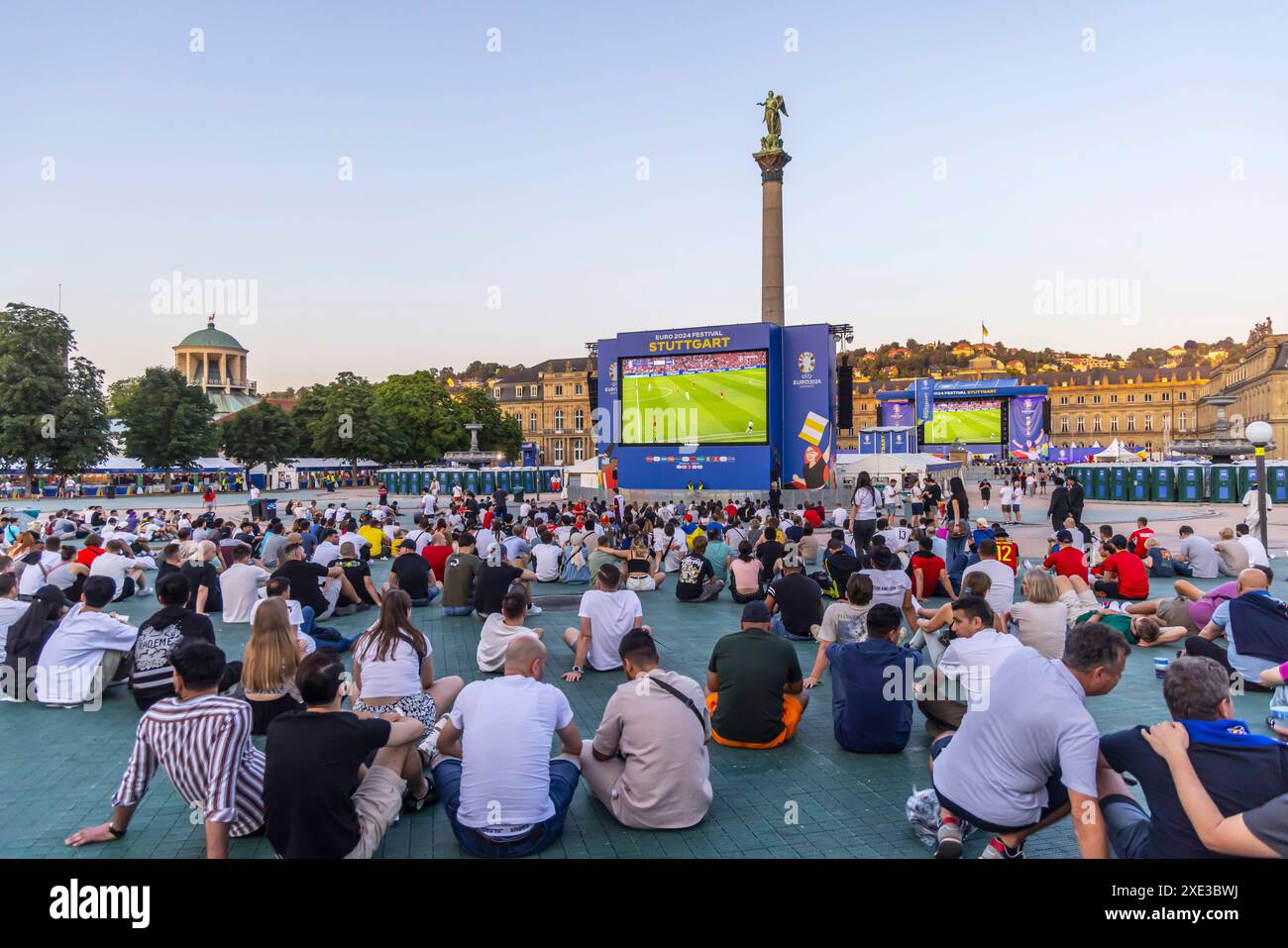 Public Viewing in Stuttgart. Dänemark spielt gegen Serbien in der ...