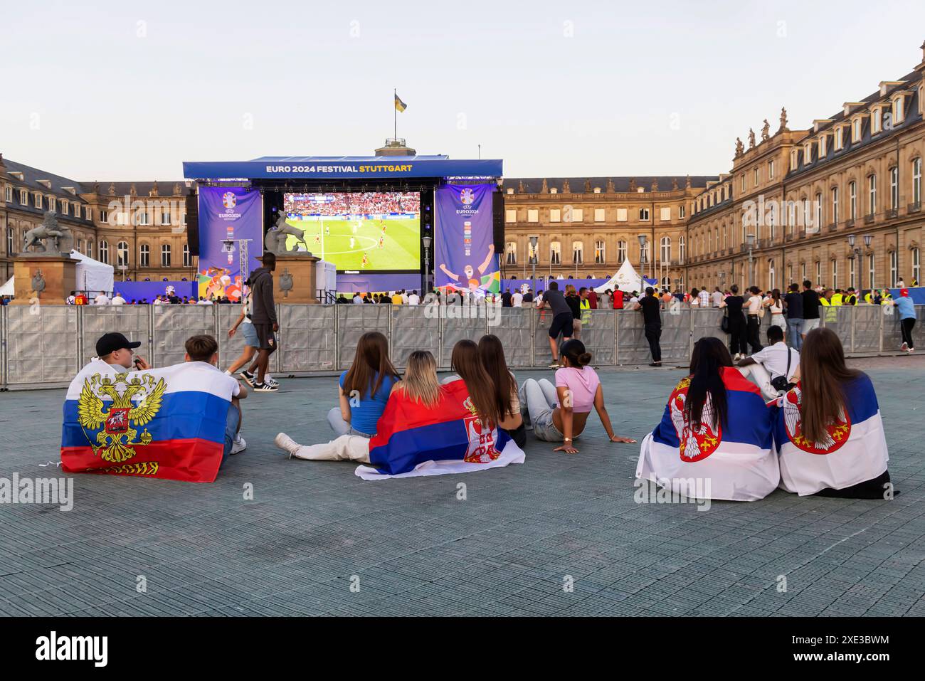 Public Viewing in Stuttgart. Dänemark spielt gegen Serbien in der ...