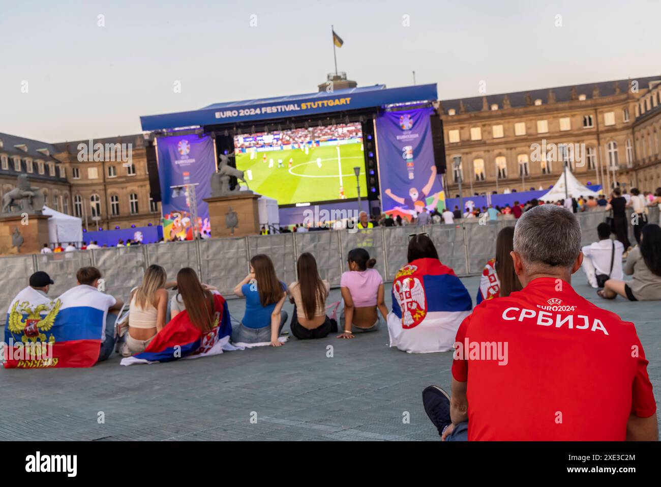 Public Viewing in Stuttgart. Dänemark spielt gegen Serbien in der ...