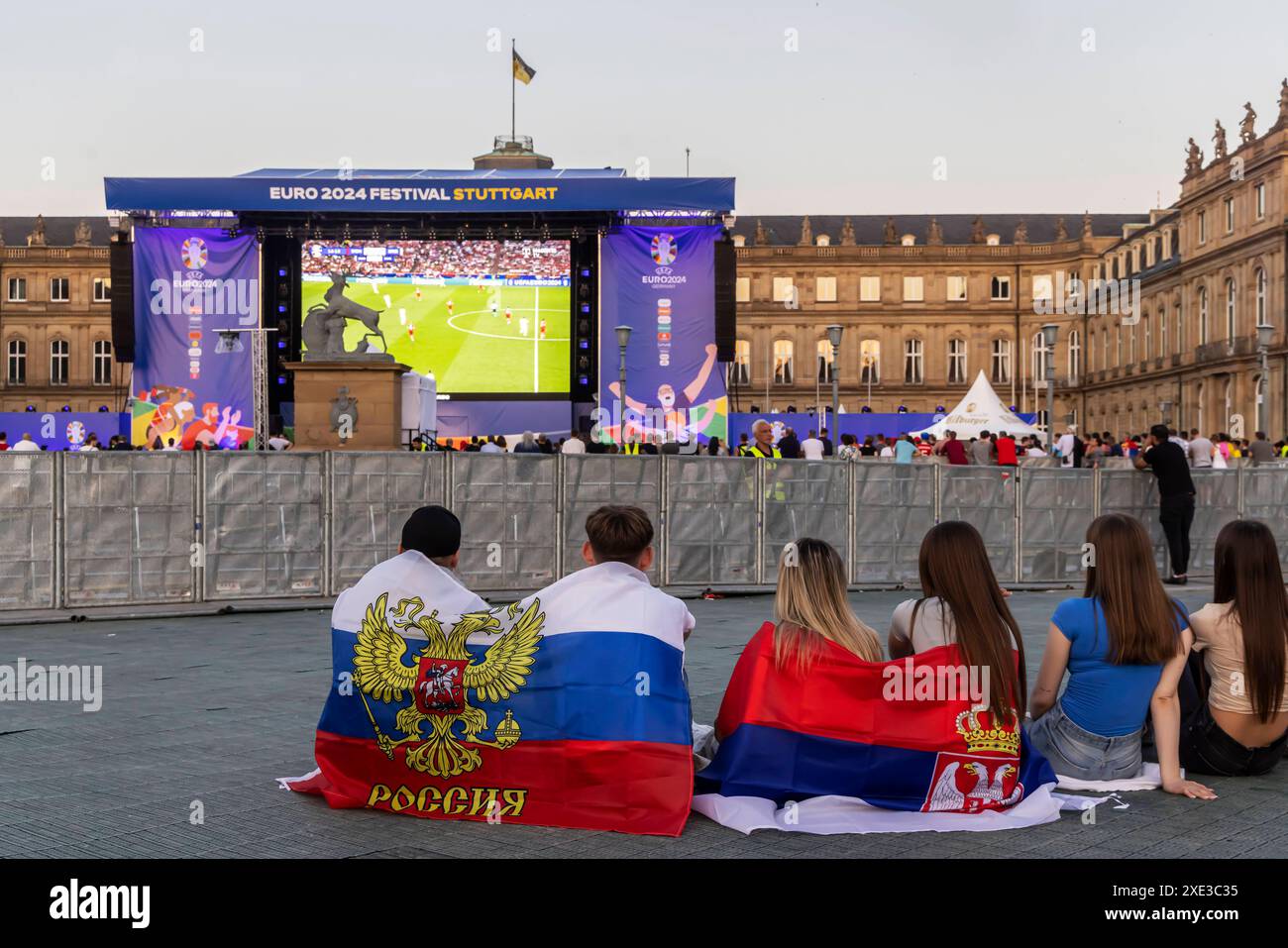 Public Viewing in Stuttgart. Dänemark spielt gegen Serbien in der ...