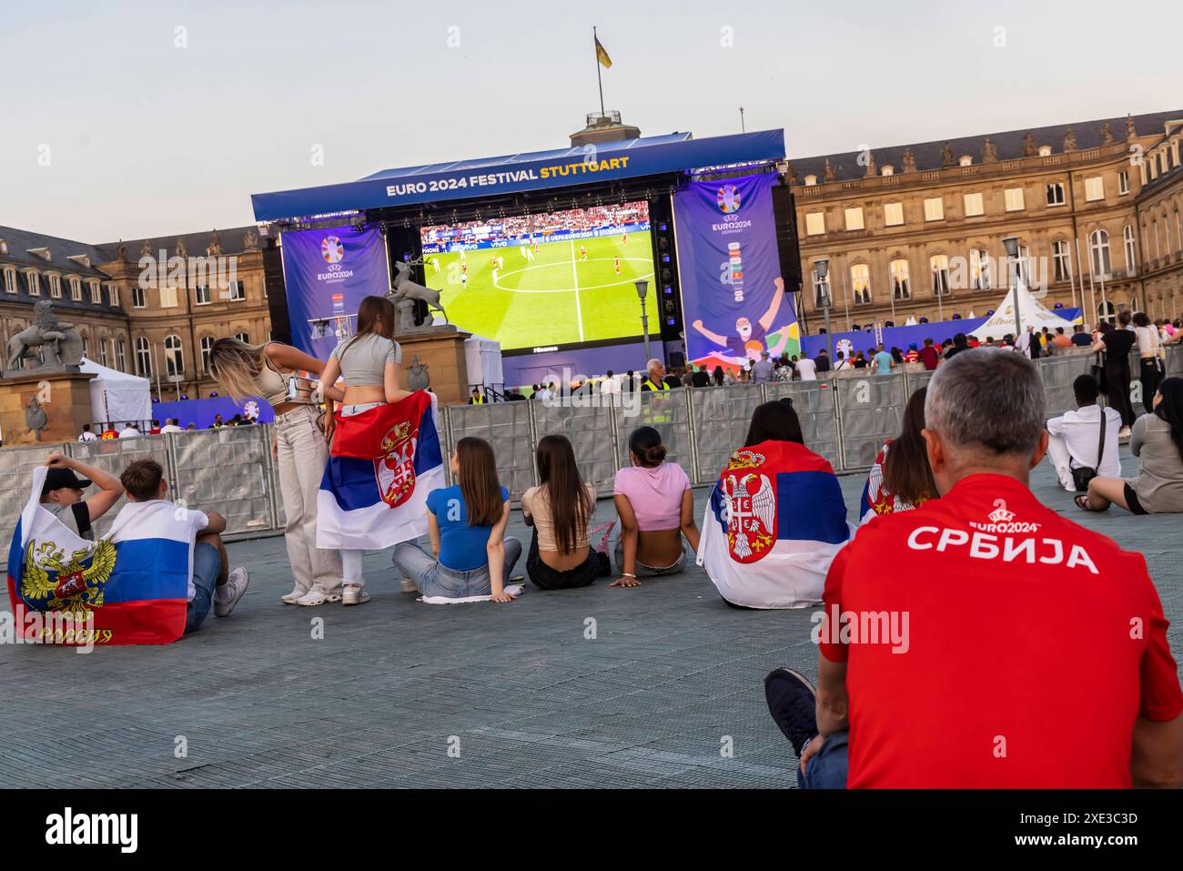 Public Viewing in Stuttgart. Dänemark spielt gegen Serbien in der ...