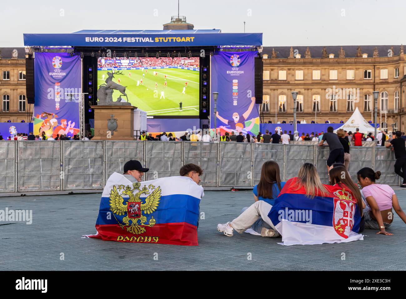 Public Viewing in Stuttgart. Dänemark spielt gegen Serbien in der ...