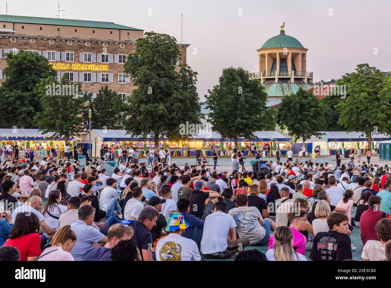 Public Viewing in Stuttgart. Dänemark spielt gegen Serbien in der ...