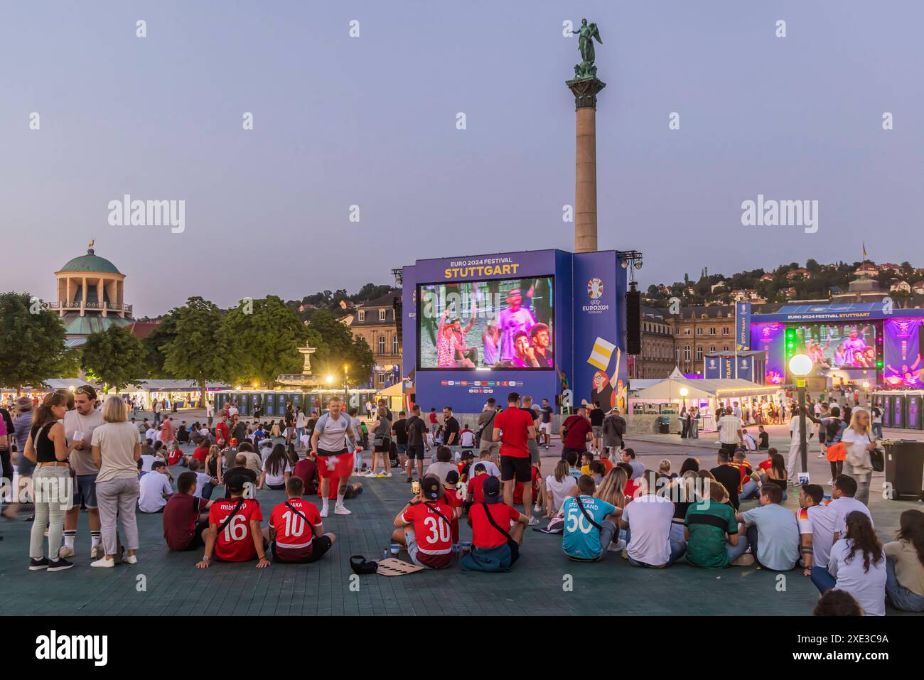 Public Viewing in Stuttgart. Dänemark spielt gegen Serbien in der ...