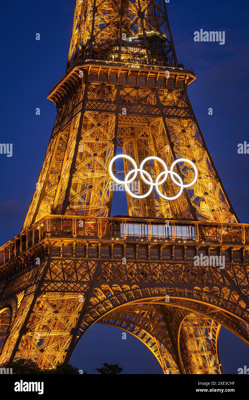 FRANCE. PARIS (75) 7TH ARRONDISSEMENT. THE 5 OLYMPIC RINGS WERE ...