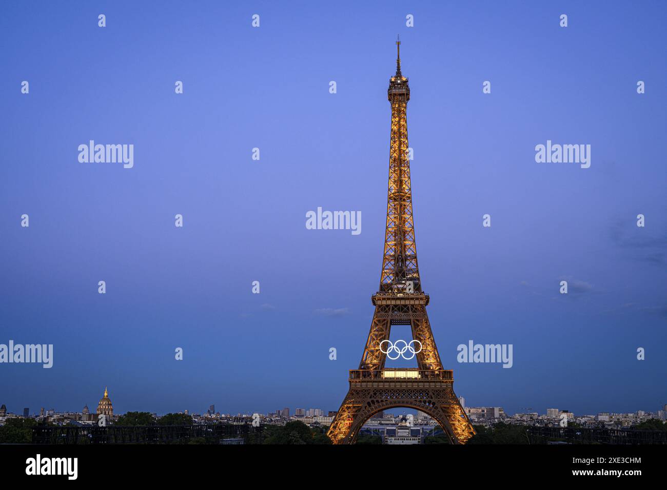 FRANCE. PARIS (75) 7TH ARRONDISSEMENT. THE 5 OLYMPIC RINGS WERE ...