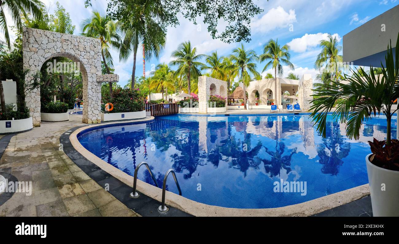 Hotel swimming pool cancun mexico hi-res stock photography and images ...