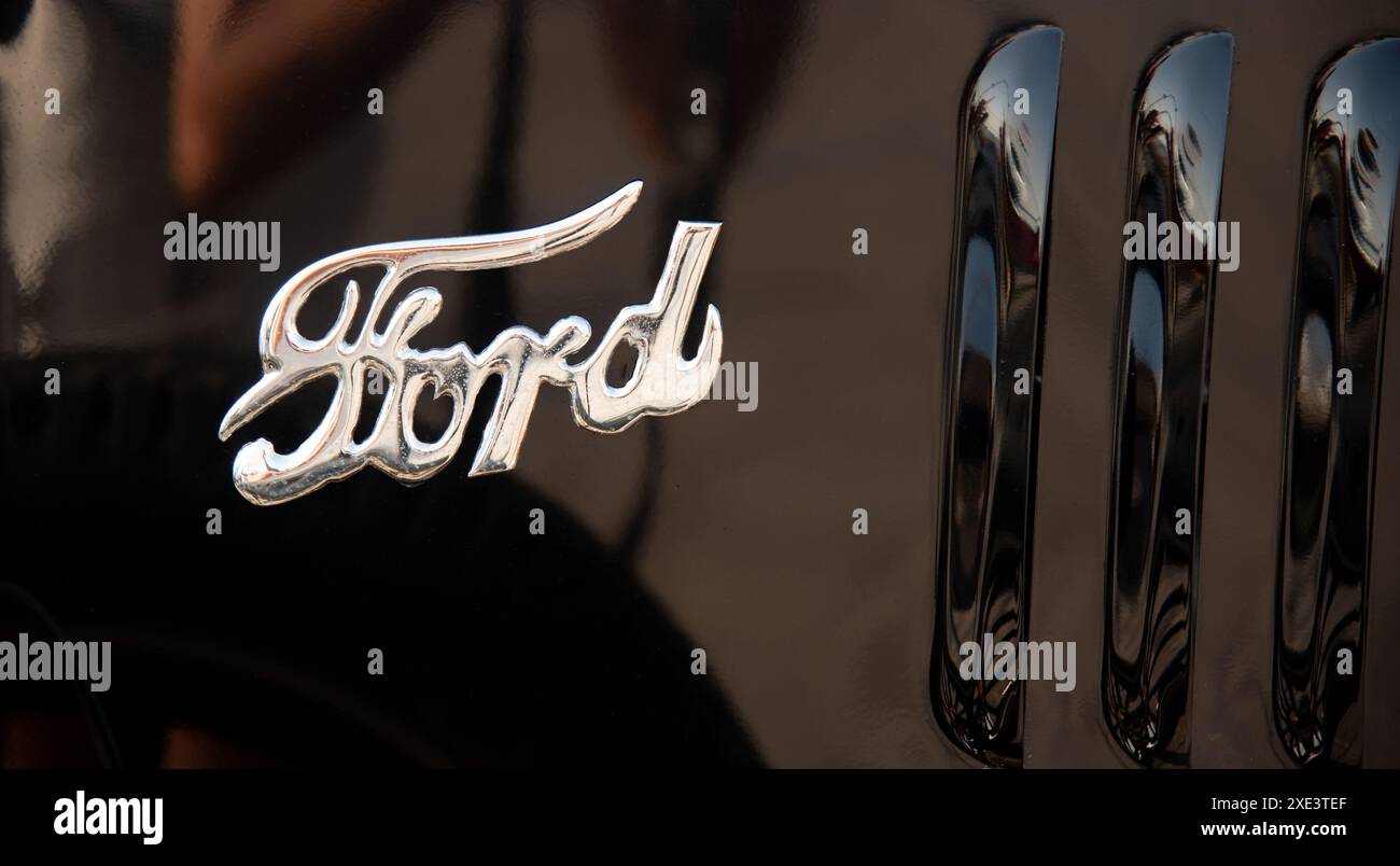 Ford logo on vintage car hi-res stock photography and images - Alamy