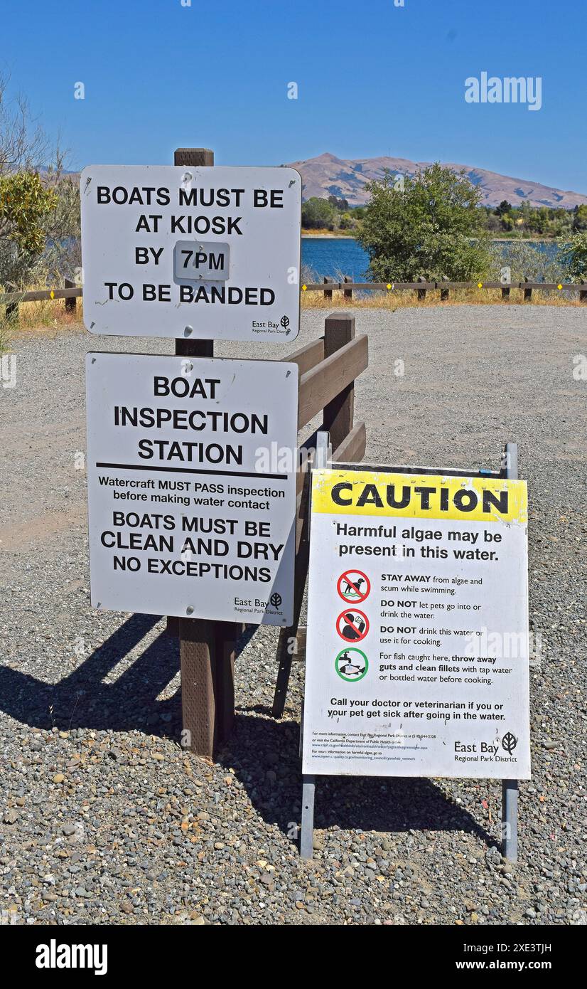 boat rules and toxic algae caution signs at Quarry Lakes Regional ...