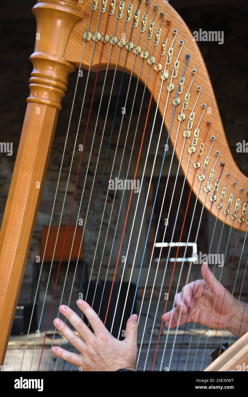 Close harp hi-res stock photography and images - Alamy