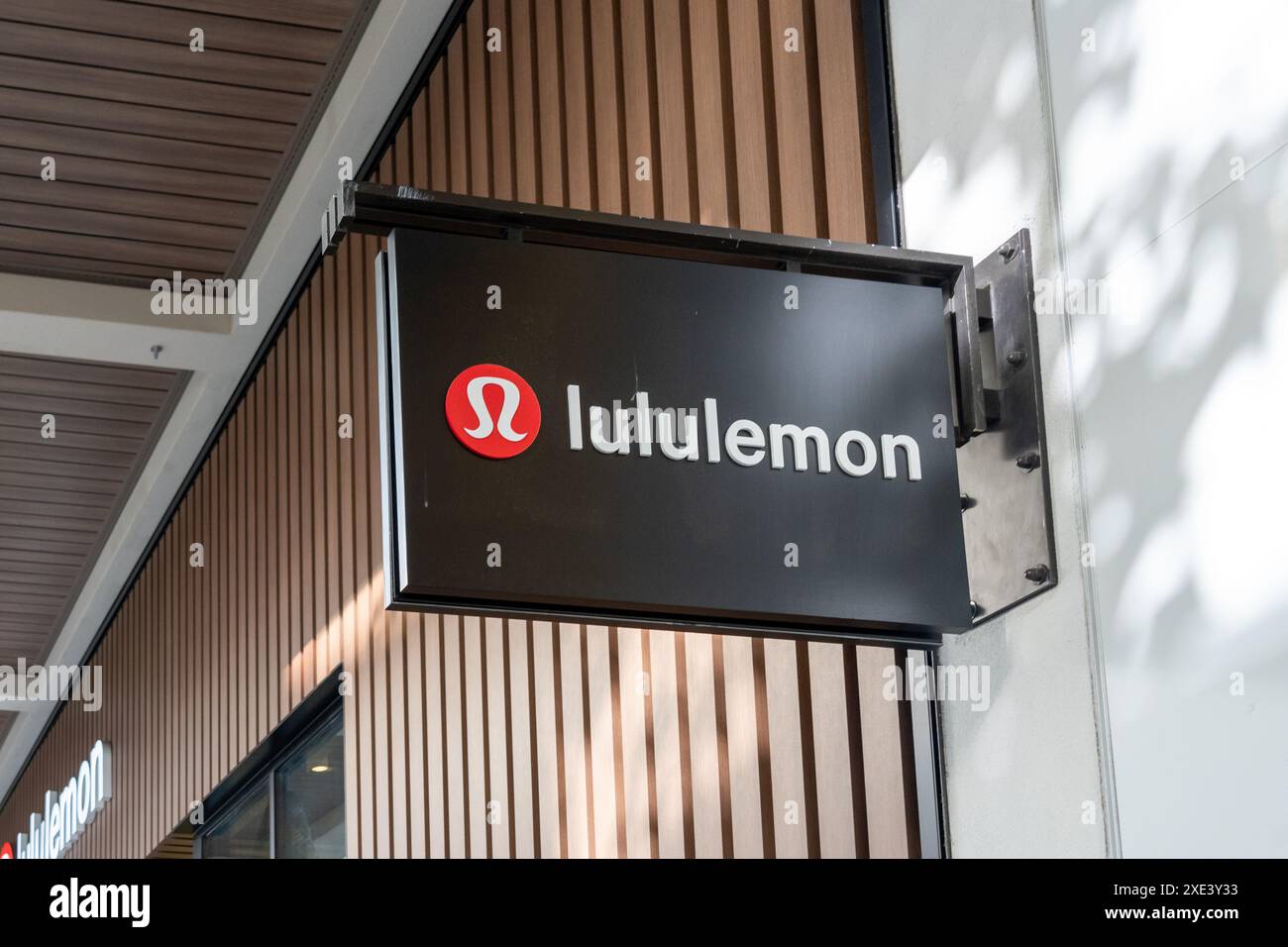 Hanging sign chain hi-res stock photography and images - Alamy